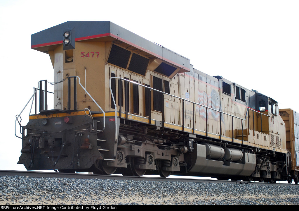 UP 5477 DPU waits on siding